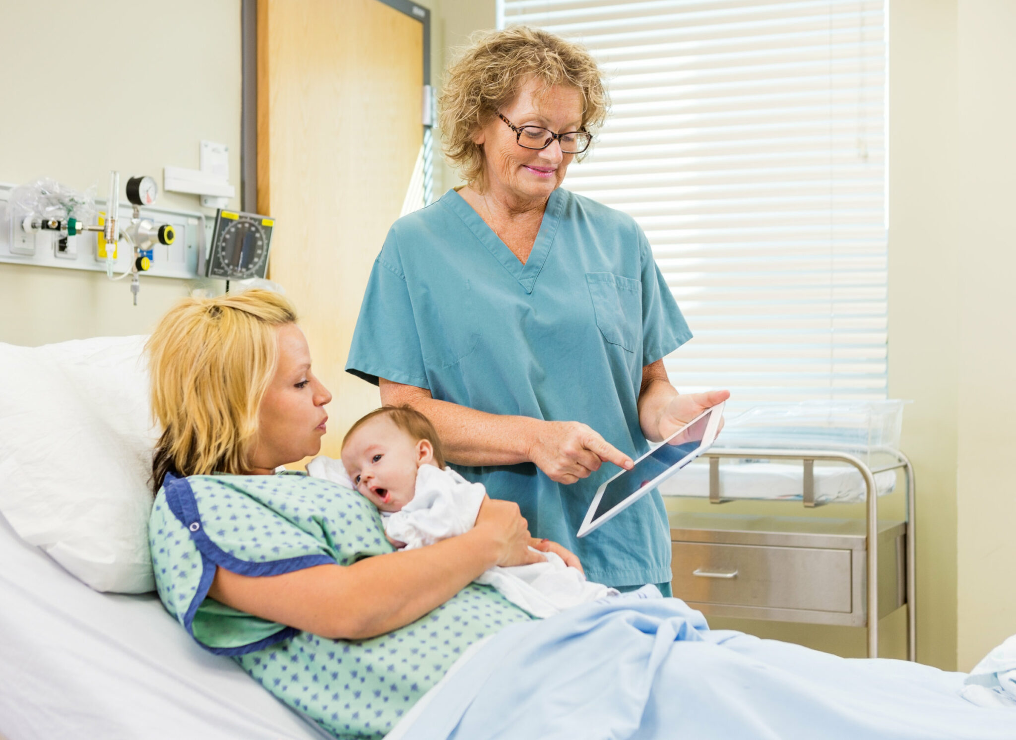 How to Become a Midwife | Responsibilities, qualifications & salary