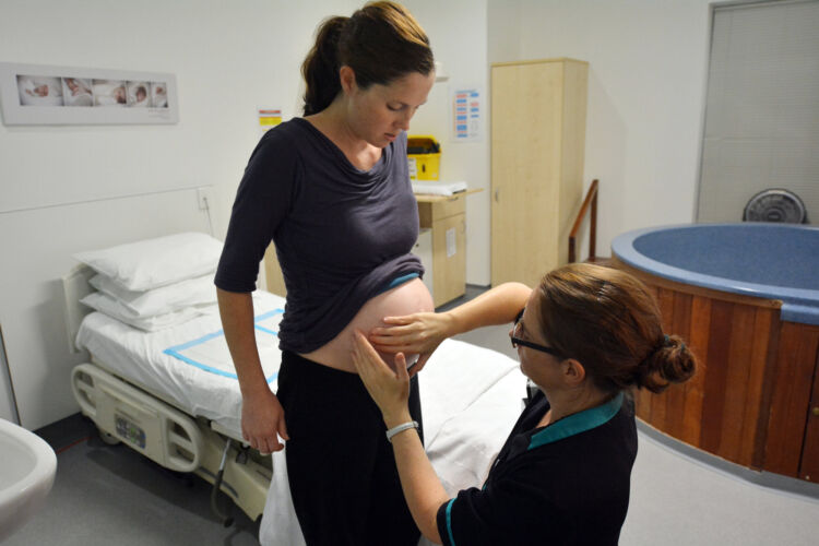 How to Become a Midwife | Responsibilities, qualifications & salary