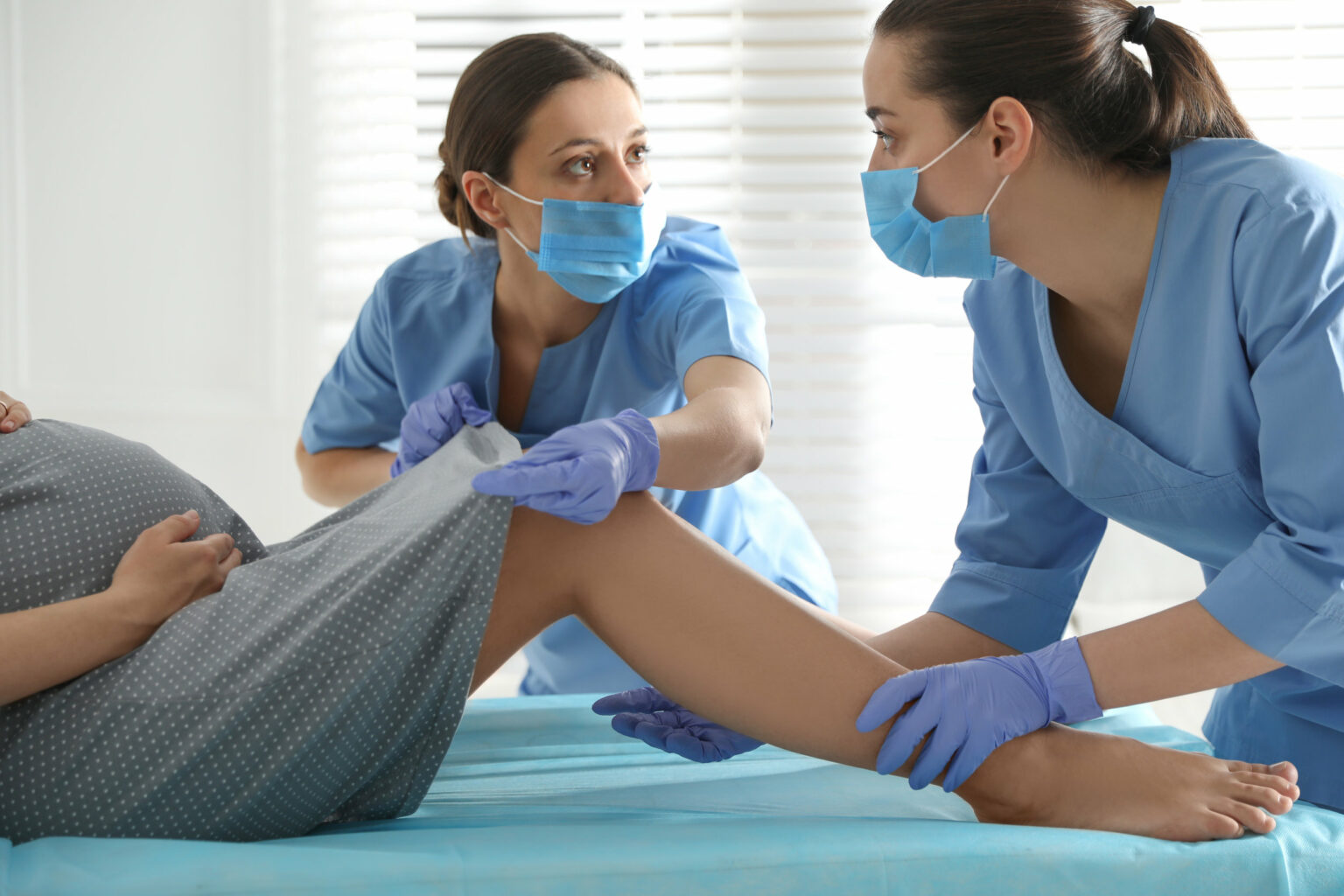 How to Become a Midwife | Responsibilities, qualifications & salary