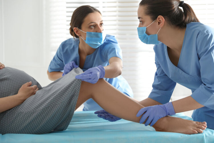 How to Become a Midwife | Responsibilities, qualifications & salary