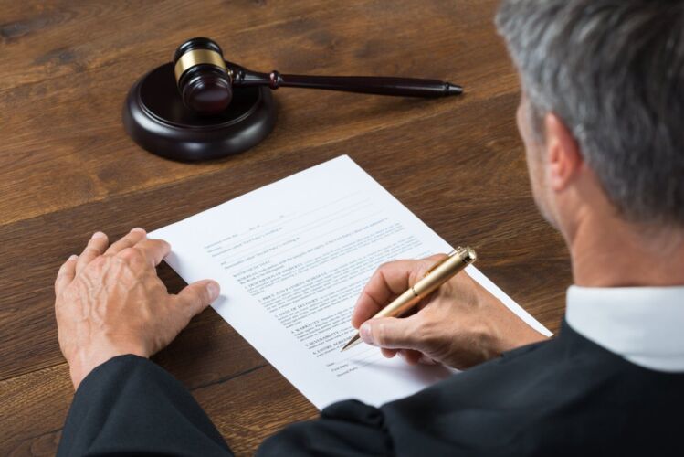 How to Become a Barrister | Responsibilities, qualifications & types