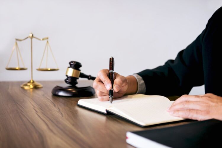 How to Become a Barrister | Responsibilities, qualifications & types