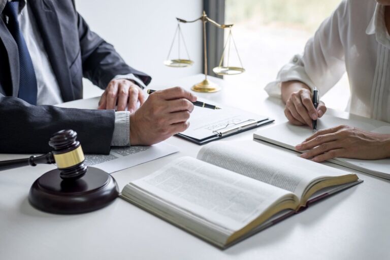 How to Become a Barrister | Responsibilities, qualifications & types