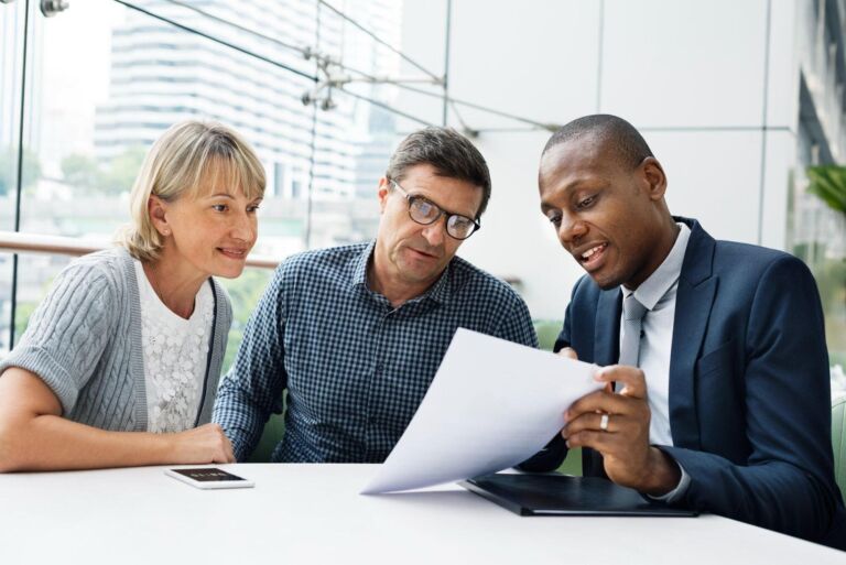 How to Become a Broker | Hours, roles, qualifications & earnings