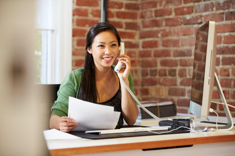How to Become a Broker | Hours, roles, qualifications & earnings