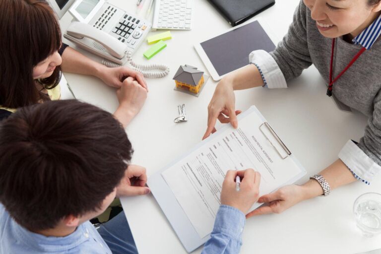 How to Become a Broker | Hours, roles, qualifications & earnings