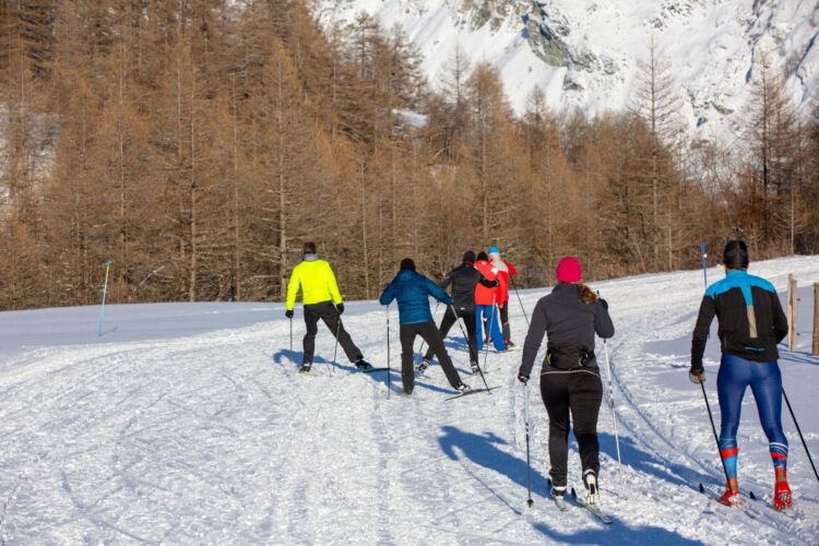 How to Become a Holiday Rep | Hours, qualifications & earnings