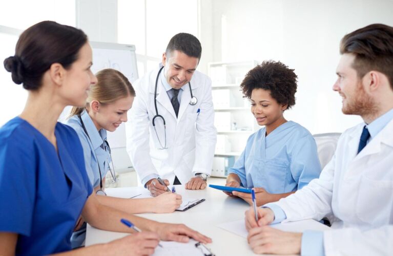 How to Become a Hospital Doctor | Hours, roles & qualifications