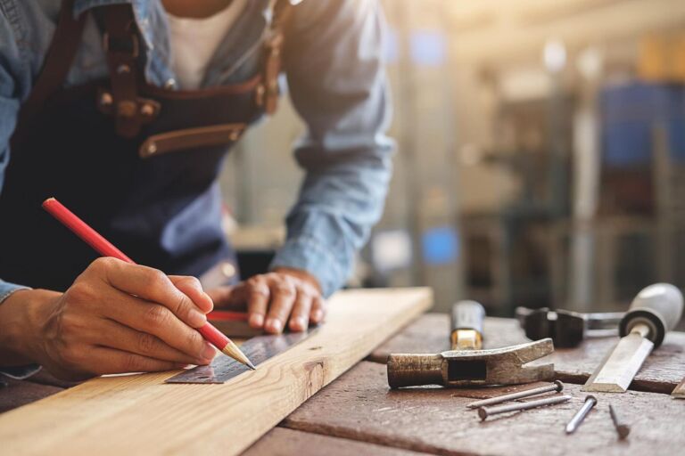 How to Become a Joiner | Hours, roles & qualifications