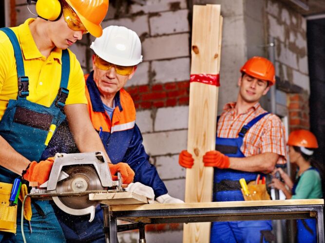 How to Become a Joiner | Hours, roles & qualifications