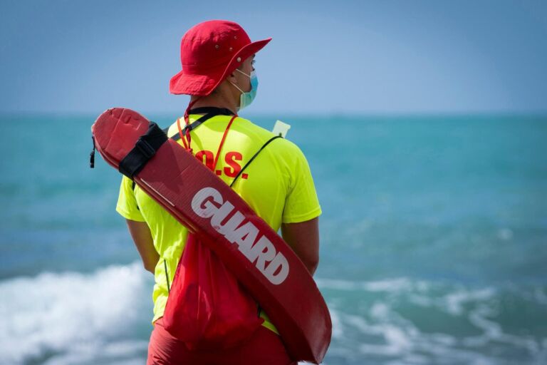 How to Become a Lifeguard | Hours, roles & qualifications
