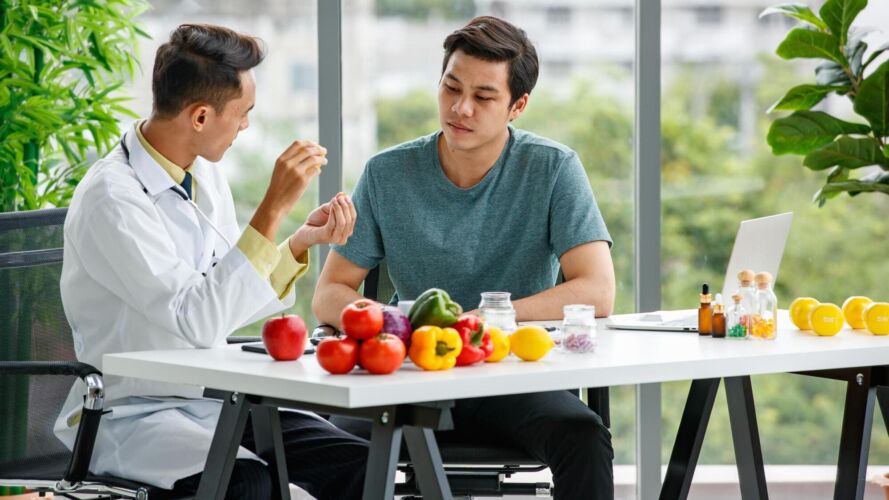 How to Become a Nutritionist | Hours, roles & qualifications
