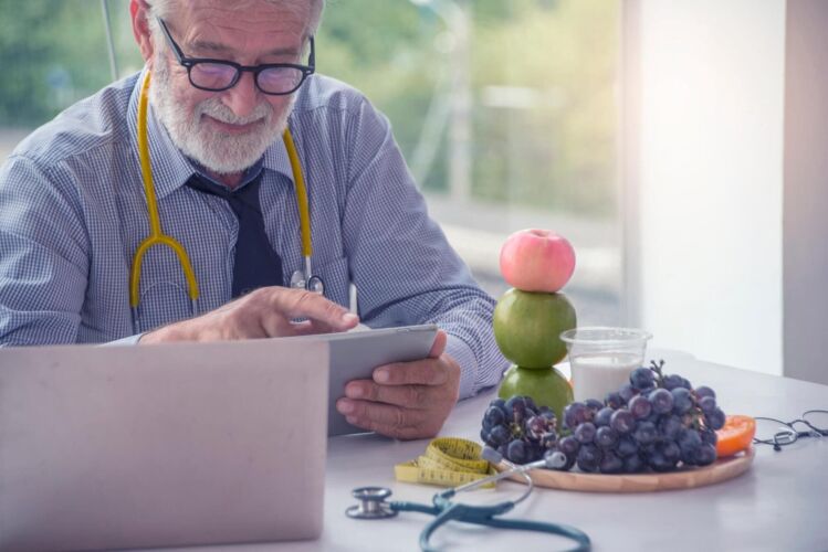 How to Become a Nutritionist | Hours, roles & qualifications