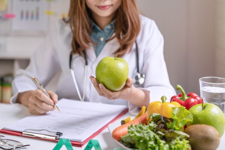 How to Become a Nutritionist | Hours, roles & qualifications
