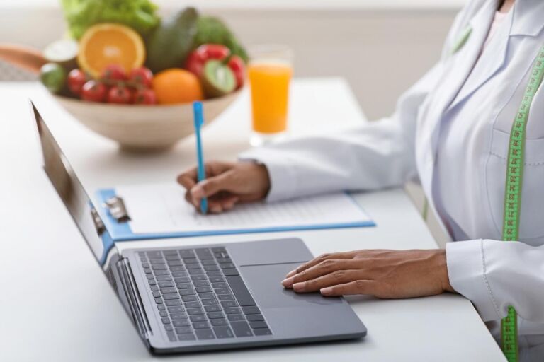 How to Become a Nutritionist | Hours, roles & qualifications