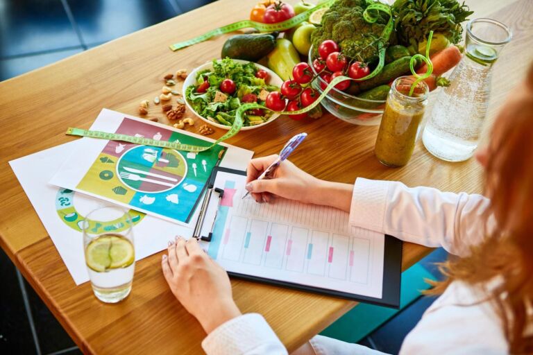 How to Become a Nutritionist | Hours, roles & qualifications