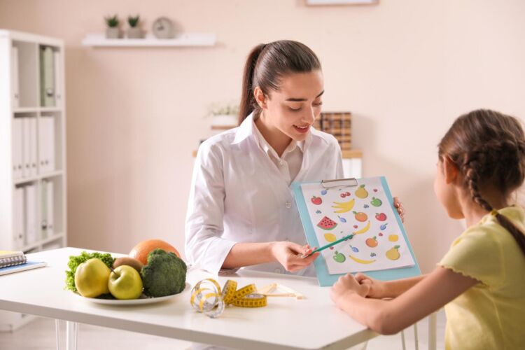 How to Become a Nutritionist | Hours, roles & qualifications