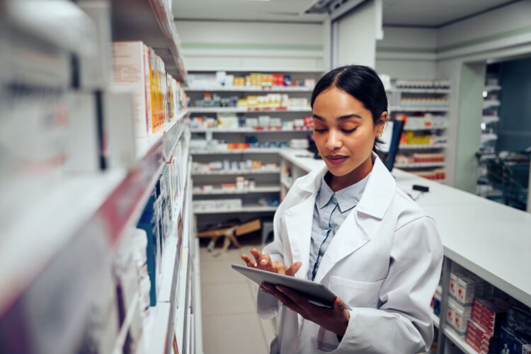 How to Become a Pharmacist | Hours, roles & qualifications