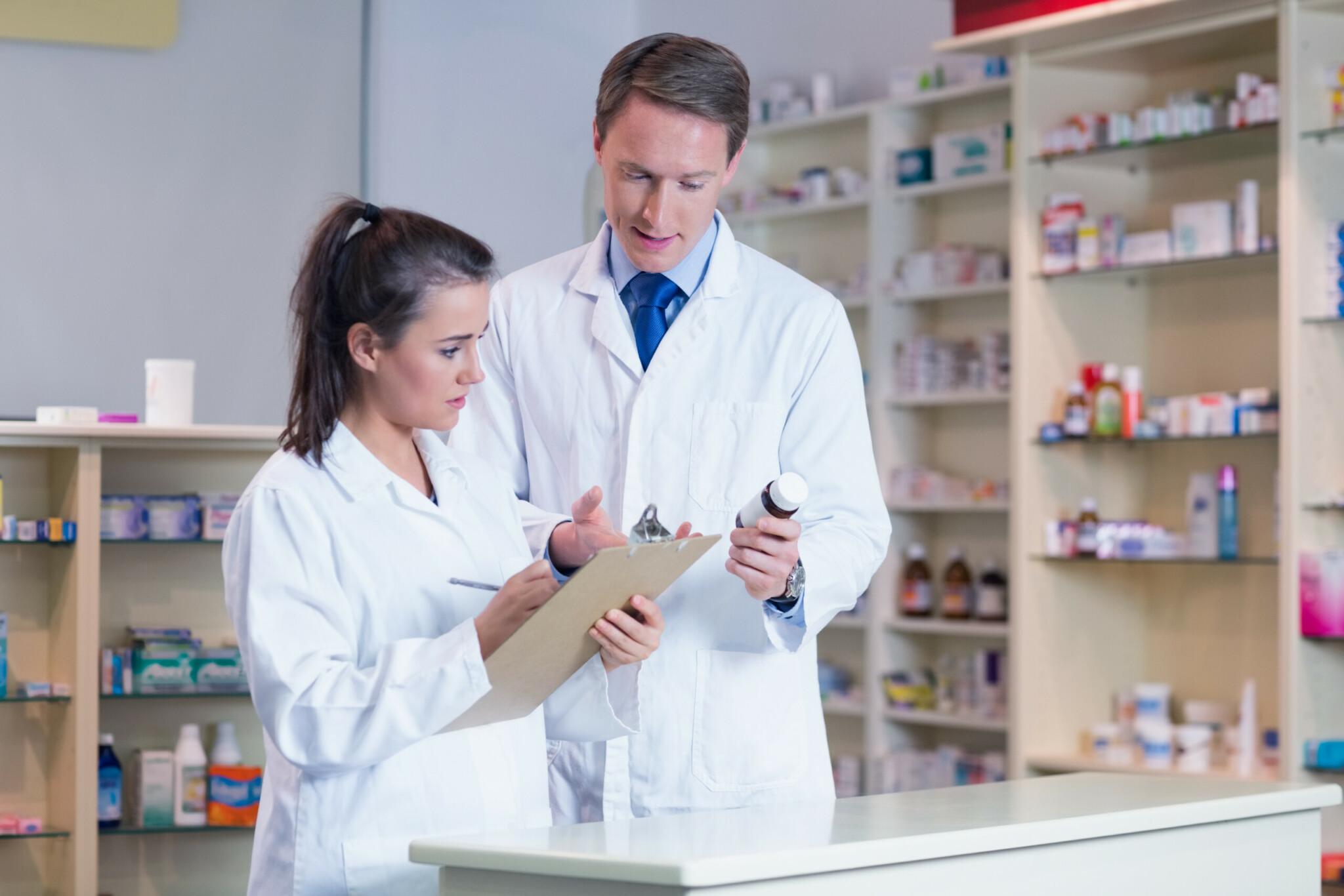 How to Become a Pharmacist | Hours, roles & qualifications