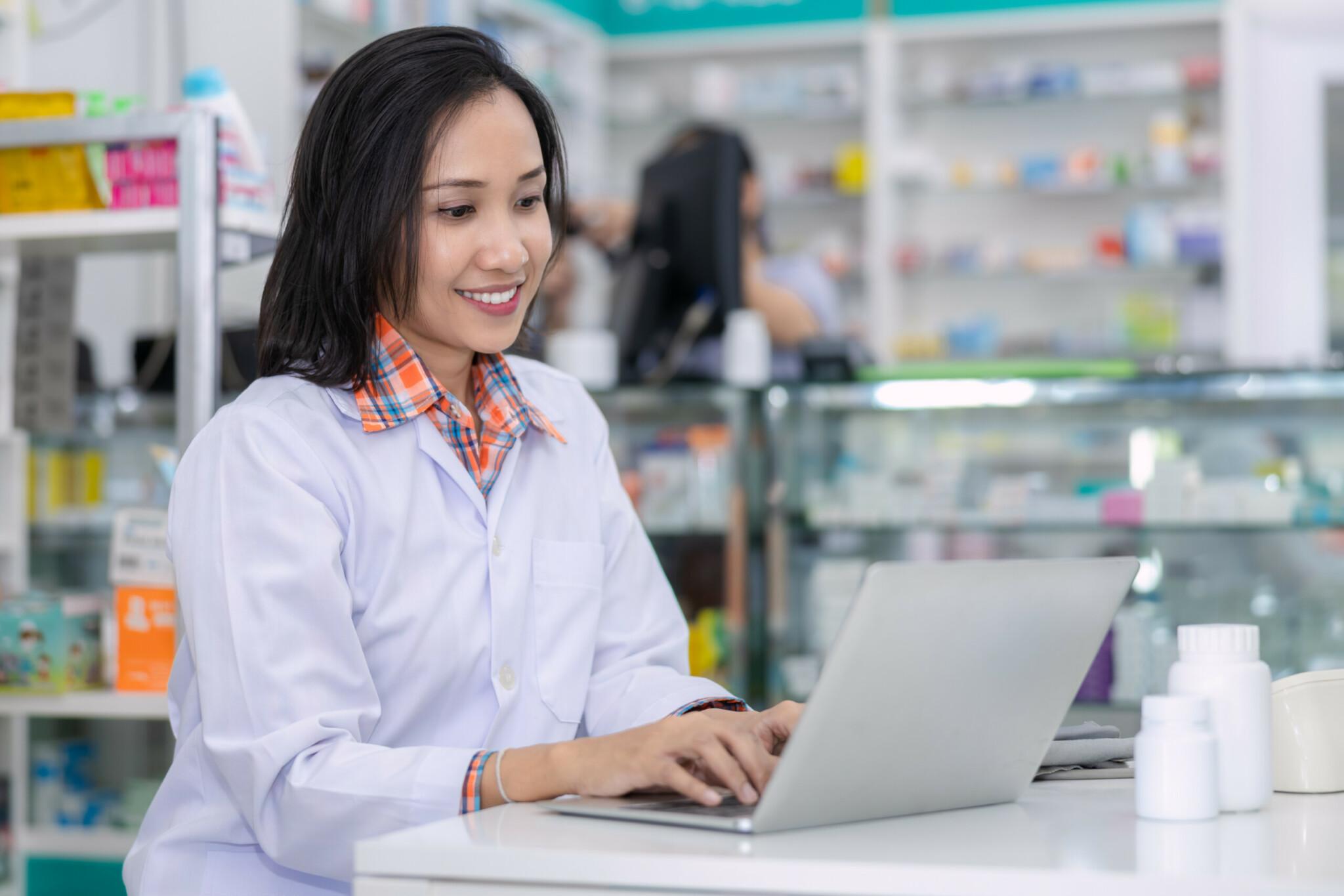 How to Become a Pharmacist | Hours, roles & qualifications