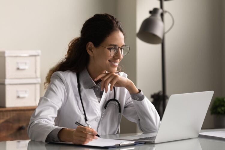 How to Become a Pharmacist | Hours, roles & qualifications