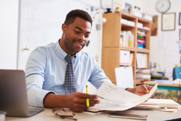 How to Become an Administrator | Hours, roles & qualifications
