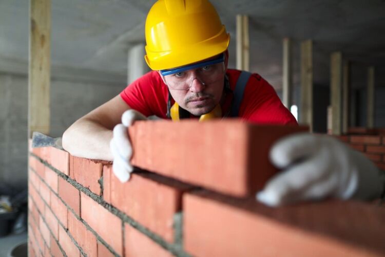 Health and Safety Guide for Bricklayers | Risks, PPE, Training