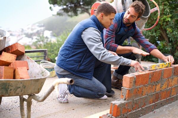 How to Become a Bricklayer | Hours, roles & earnings