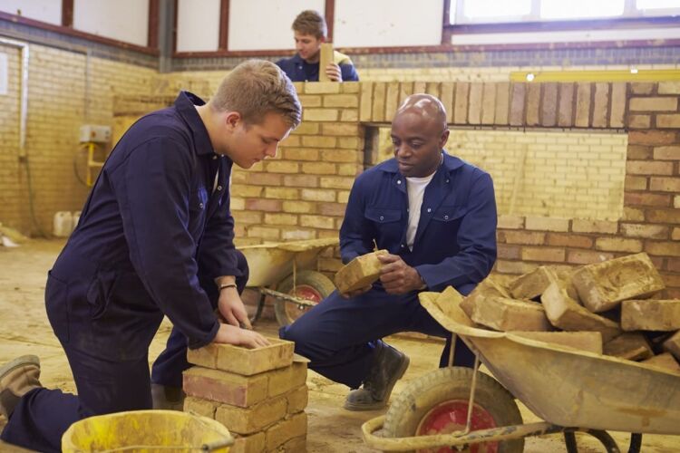 Health and Safety Guide for Bricklayers | Risks, PPE, Training