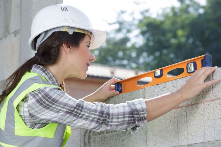 How to Become a Bricklayer | Hours, roles & earnings