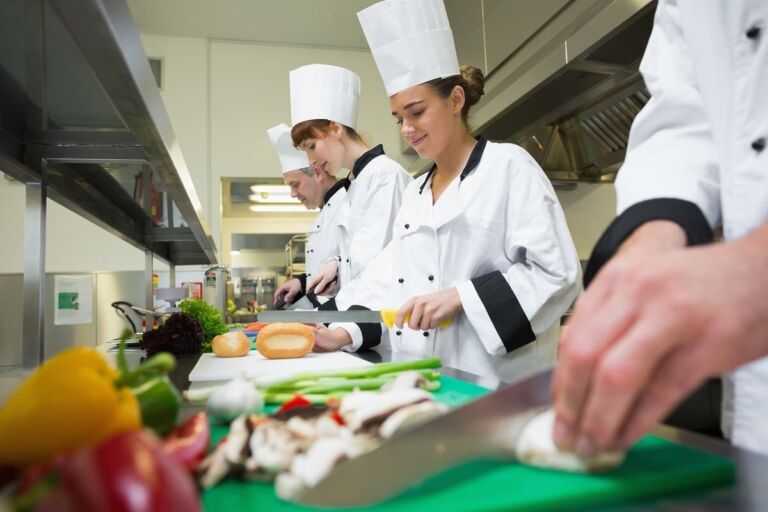 How to Become a Commis Chef | Hours, qualifications & earnings
