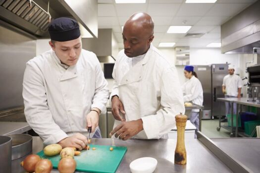 How to Become a Commis Chef | Hours, qualifications & earnings