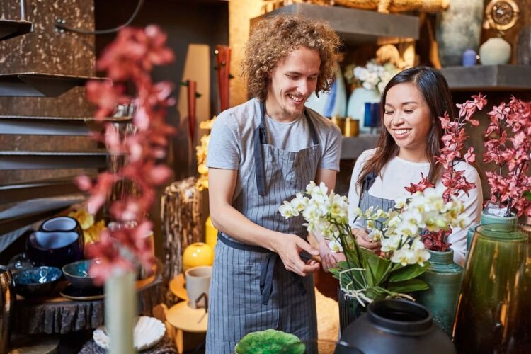 How to Become a Florist | Hours, roles, qualifications & earnings