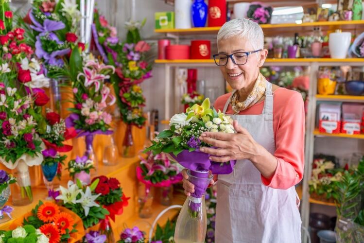 How to Become a Florist | Hours, roles, qualifications & earnings