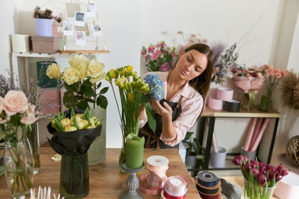 How to Become a Florist | Hours, roles, qualifications & earnings