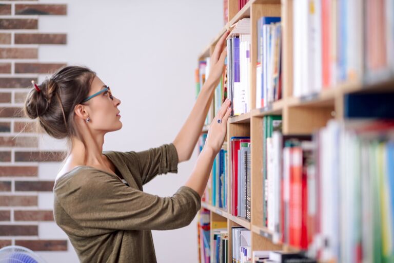 How to Become a Librarian | Hours, roles & qualifications