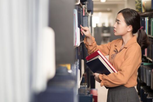 How to Become a Librarian | Hours, roles & qualifications