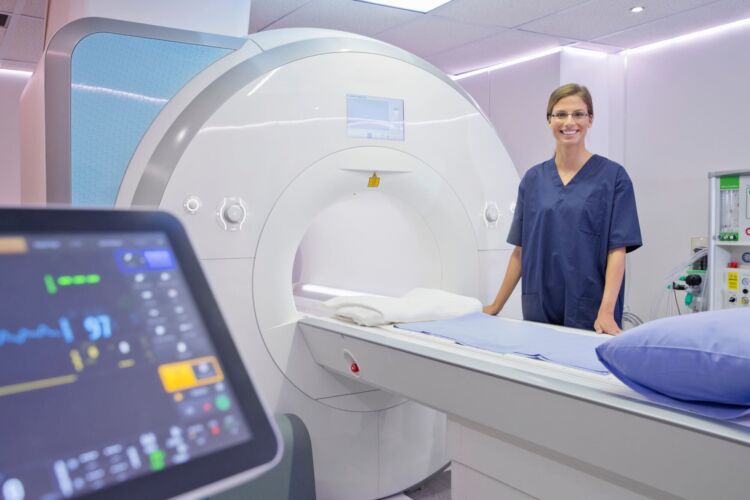 How to Become a Radiographer | Hours, qualifications & earnings