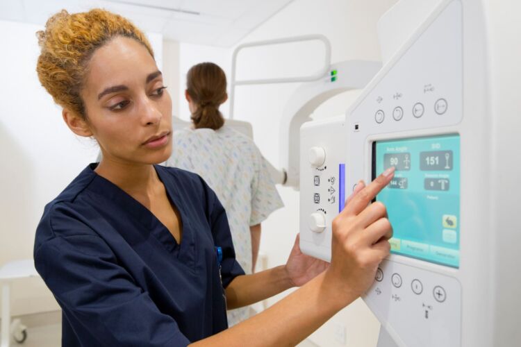 How to Become a Radiographer | Hours, qualifications & earnings
