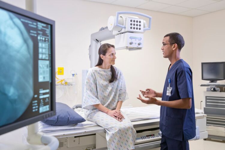 How to Become a Radiographer | Hours, qualifications & earnings