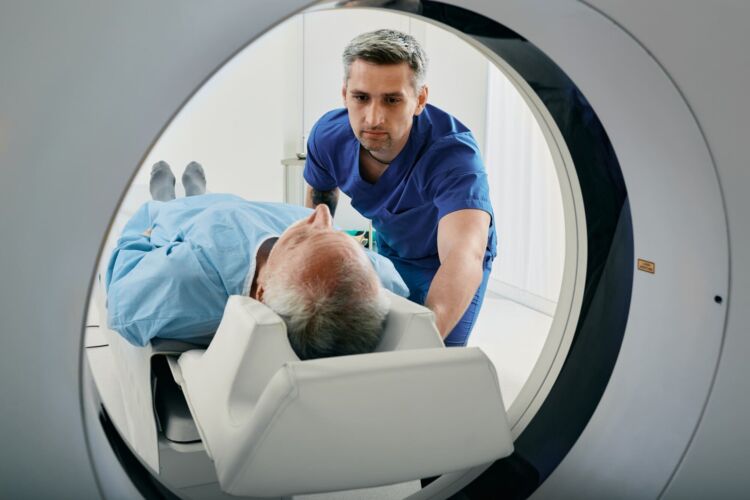 How to Become a Radiographer | Hours, qualifications & earnings