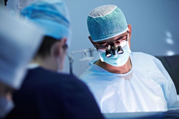 How to Become a Surgeon | Hours, qualifications & earnings