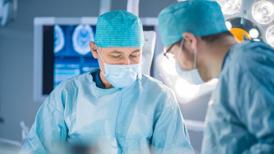 How to Become a Surgeon | Hours, qualifications & earnings