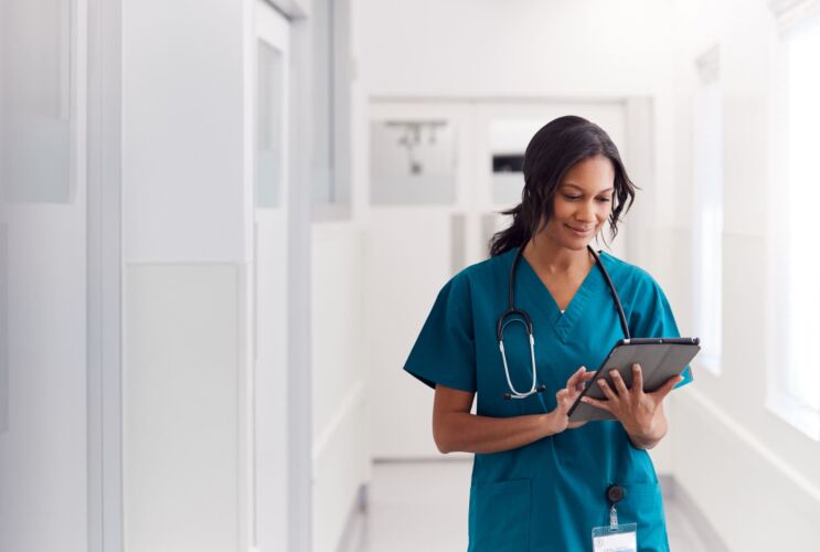 How to Become a Surgeon | Hours, qualifications & earnings