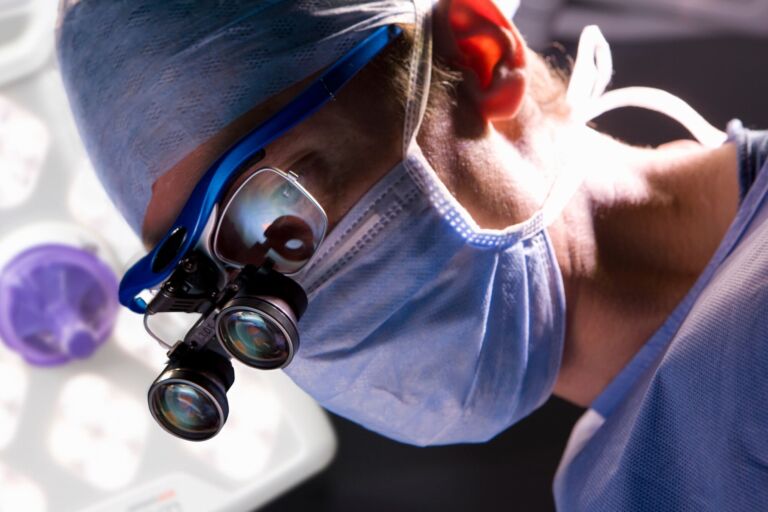 How to Become a Surgeon | Hours, qualifications & earnings