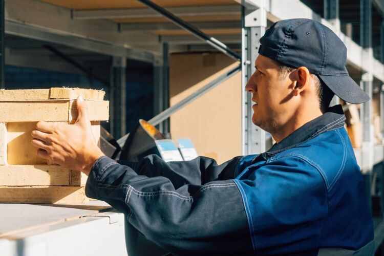 How to Become a Warehouse Operative | Qualifications & earnings